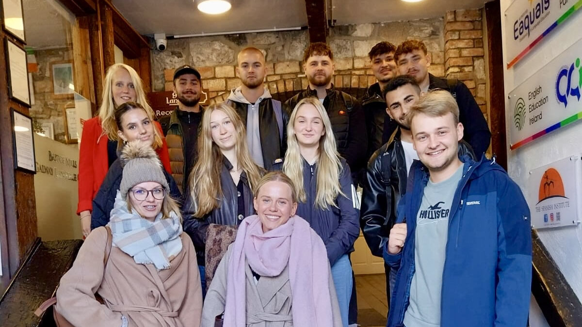 Azubis des dbb starten Business English Kurs in Galway – Dietrich ...